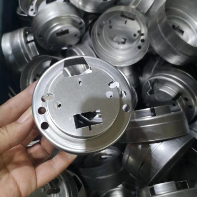 Cina Tazze per portalampada personalizzate. Base riflettente di stampaggio metallico di precisione per apparecchi di illuminazione. Parti di base di lampada durevoli e resistenti al calore. in vendita