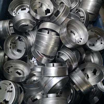 Cina Tazze per portalampada personalizzate. Base riflettente di stampaggio metallico di precisione per apparecchi di illuminazione. Parti di base di lampada durevoli e resistenti al calore. in vendita