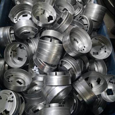 Cina Tazze per portalampada personalizzate. Base riflettente di stampaggio metallico di precisione per apparecchi di illuminazione. Parti di base di lampada durevoli e resistenti al calore. in vendita