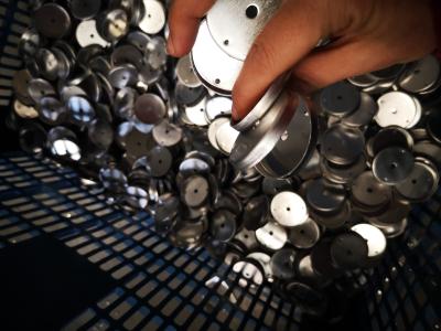 Cina Parti per stampaggio di lamiere di metallo personalizzate. Formaggio metallico di precisione per applicazioni industriali ed elettroniche. Fabbricazione OEM con strette tolleranze. in vendita