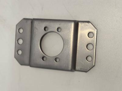 China Parte de estampagem de metal personalizada    Perfuração de precisão, suporte de aço de alta resistência, resistente à corrosão, design de montagem multi-buraco à venda