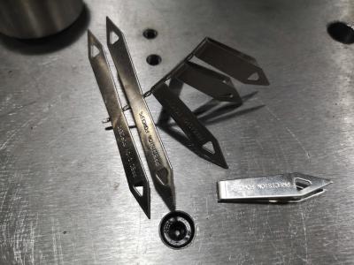 China Clipe de Aba de Trava de Metal Durável – Alta Resistência, Resistente à Corrosão, Personalizável para Uso Automotivo e Elétrico à venda