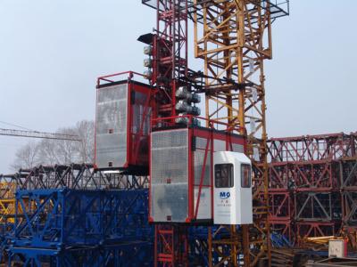 China O material de construção vermelho iça a gaiola gêmea, elevador elétrico da escada à venda