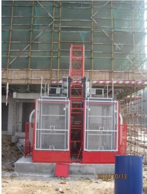 China Gruas gêmeas vermelhas do material de construção da gaiola de VFD para o edifício SC100 à venda
