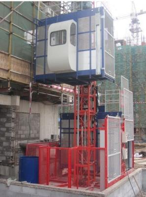 China Gruas vermelhas pintadas do material de construção da gaiola gêmea para o edifício SC200/200 SC100 à venda