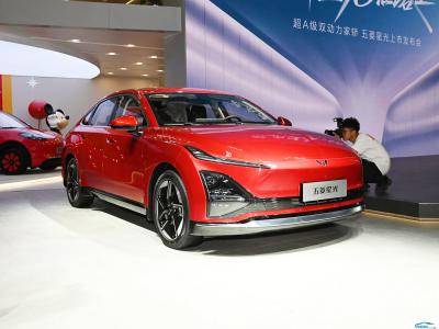 Cina 2024 Wuling Starlight 70 km Standard Sedan Electric Ride-On Passenger Car Veicolo energetico in vendita