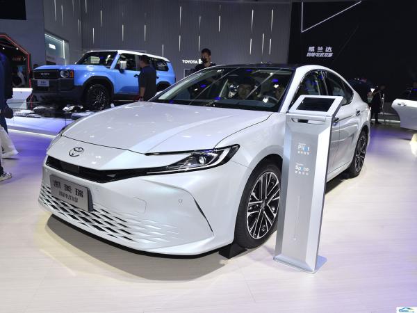 Quality Aluminium Alloy Roof Rack and Fabric Seats 2024 Toyota Camry Ride-On Car for for sale