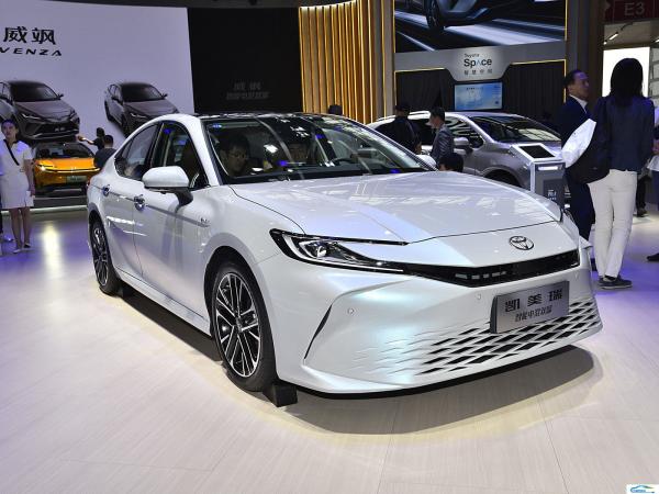 Quality Aluminium Alloy Roof Rack and Fabric Seats 2024 Toyota Camry Ride-On Car for for sale