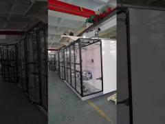La maquinaria para hacer pañales para bebés está en proceso de fabricación