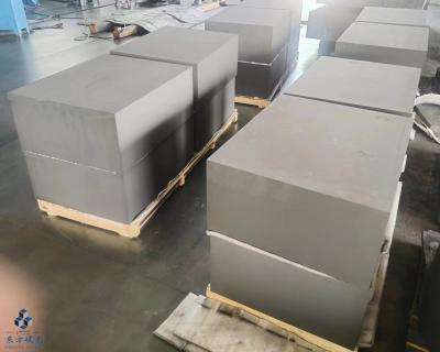 China Isostatisch glad grafietblok 12 μm korrelgrootte met hoog smeltpunt Te koop
