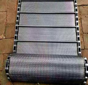Cina Industria alimentare su misura Diamond Mesh Steel Plate Conveyor Belt in vendita