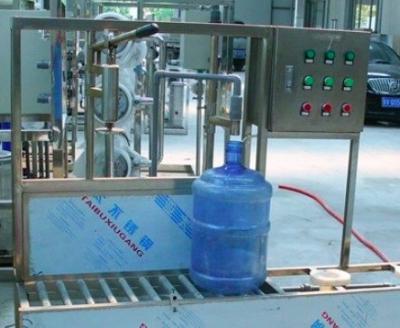 Cina imbottigliatrice di plastica 80-100BPH, imbottigliatrice dell'acqua minerale WFC-300 in vendita