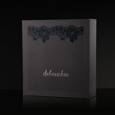 China Embalagem de presente para garrafa de vinho em cartão rígido personalizado, toque suave preto, letras prateadas à venda