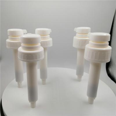 Cina Pompa bianca della bottiglia dello sciroppo di dosaggio 8CC di colore 38/410 per Juice Bottle in vendita