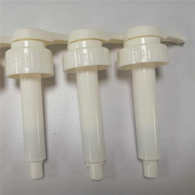 Cina Pompa bianca della bottiglia dello sciroppo di dosaggio 8CC di colore 38/410 per Juice Bottle in vendita
