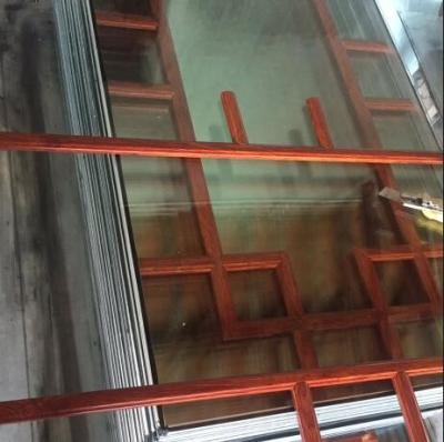 Cina Le griglie fra l'unità di vetro isolata temperata riveste 6mm di pannelli 9A per le porte in vendita