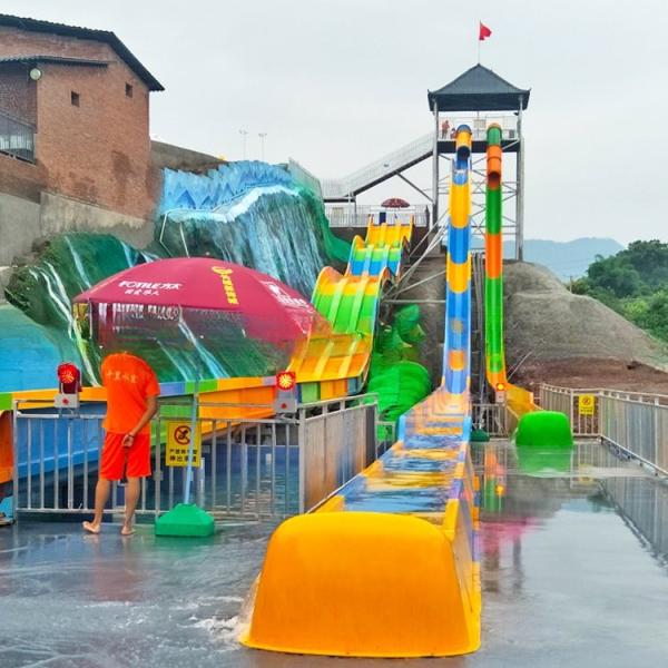 Attraction du parc aquatique d'été Grand équipement de jeu d'eau Des toboggans à vitesse personnalisable