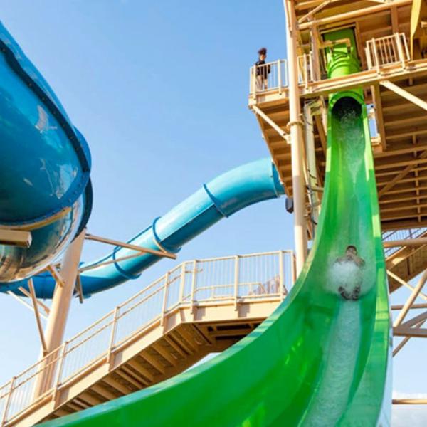 Attraction du parc aquatique d'été Grand équipement de jeu d'eau Des toboggans à vitesse personnalisable