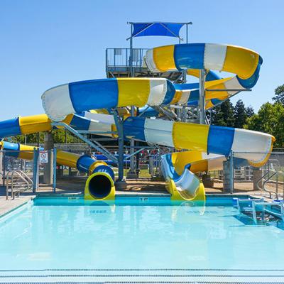 China Vermaakpark Zwembad Waterspelapparatuur Glasvezel Spiraalglijpartijen Grote glijbanen for sale