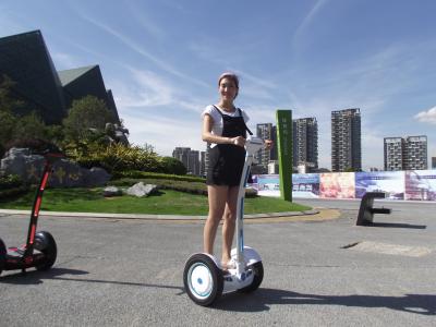 中国 15 のインチのスマートな電気 2 つの車輪の自己の道を離れたバランスをとるスクーターの電気一人乗り二輪馬車 販売のため