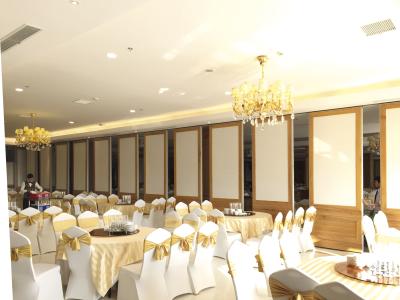 China Soundproofing Movable Partition Wall Folding Operable Partitions For Banquet Hall for sale