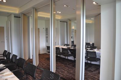 China Hoogste ophanging Aluminium spoor vouwde afscherming muren Glas bewegende muur Te koop