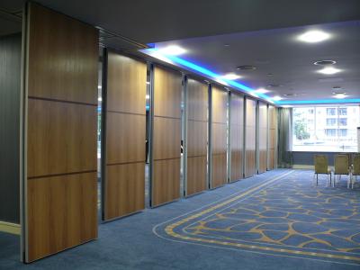 China Hoogste ophanging Aluminium spoor vouwde afscherming muren Glas bewegende muur Te koop