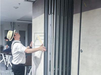 Cina Tipo 85 divisore di stanza retrattile Parete divisoria insonorizzata con telaio in lega di alluminio 6061-T6 e isolamento acustico da 52 dB in vendita