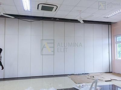 中国 6061-T6アルミニウム合金フレームと45dbの遮音性を備えた、高さ4メートルまでの音響可動間仕切り壁 販売のため