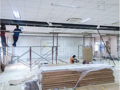 中国 6061-T6アルミニウム合金フレームと45dbの遮音性を備えた、高さ4メートルまでの音響可動間仕切り壁 販売のため