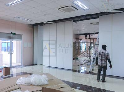 Cina Parete divisoria mobile acustica operabile con telaio in lega di alluminio 6061-T6 e isolamento acustico 45db fino a 4 metri di altezza in vendita