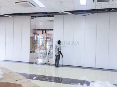 中国 6061-T6アルミニウム合金フレームと45dbの遮音性を備えた、高さ4メートルまでの音響可動間仕切り壁 販売のため