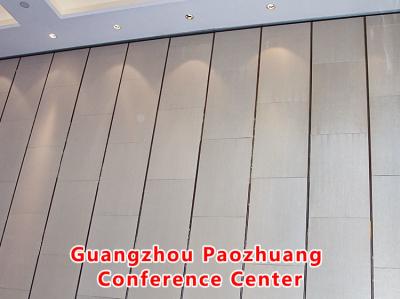 Cina Centro conferenze di Guangzhou Pazhou. Movabile porta pieghevole muro divisorio con altezza fino a 18 metri e larghezza fino a 1,2 metri per pannello dotato di potenza di sigillamento 800N in vendita