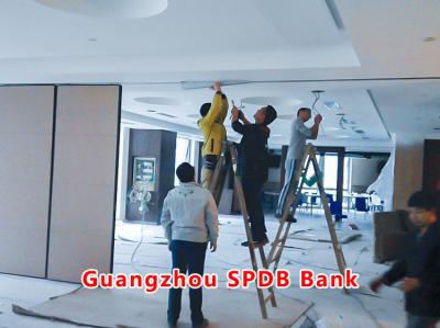 Κίνα Τράπεζα SPD του Guangzhou. Ένα κινητό διαχωριστικό τοίχος με πάχος 105cm και βαθμολογία STC 42-56dB για αίθουσες τραπέζιτος με MDF. προς πώληση