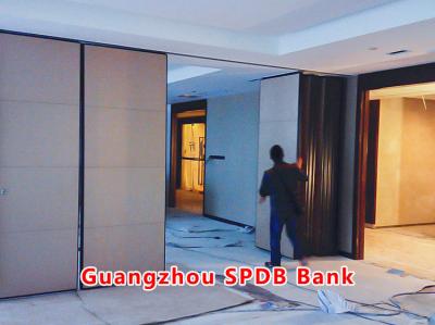 Κίνα Τράπεζα SPD του Guangzhou. Ένα κινητό διαχωριστικό τοίχος με πάχος 105cm και βαθμολογία STC 42-56dB για αίθουσες τραπέζιτος με MDF. προς πώληση