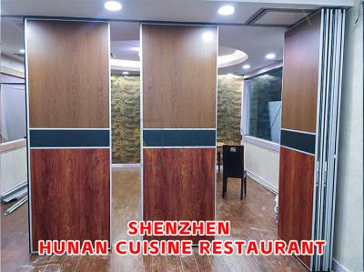 China Restaurante de Cozinha Hunan de Shenzhen: Parede Divisória Móvel à Prova de Som com Classificação STC de 42-56dB e Espessura de 105CM para Alturas de até 18M à venda