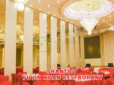 China Restaurante Shantou Fu Jin Xuan: Parede divisória móvel deslizante à prova de som com espessura de 68CM, poder de vedação de 800N e atração magnética de 40N/m à venda