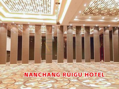 China Hotel Nanchang RuiGu: Parede divisória acústica de madeira com roldanas em aço inoxidável 304 e perfil 6061-T6 para alturas de até 18M à venda
