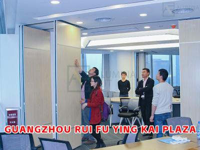 China Feuerfeste akustische Trennwand aus Holz mit Profil 6061-T6 und Stahlrahmen Q235 für Co-Working-Spaces zu verkaufen