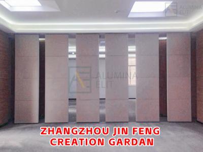 China Akustische, bedienbare Trennwand aus Holz mit bis zu 18 m Höhe und Stahlrahmen aus Q235 für Konferenzsäle zu verkaufen