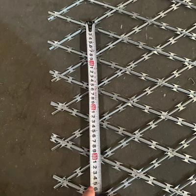 China 75 × 150mm High Security Welded Razor Mesh Fence for sale