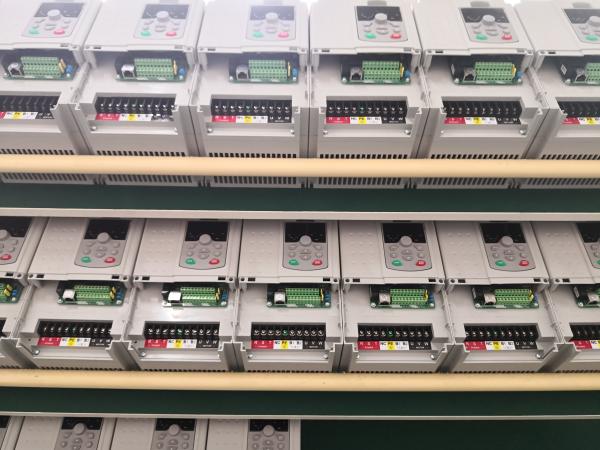 L'invertitore semplice dello SpA 45A 5.5KW 7.5KW ha introdotto 1 fase 380v dell'uscita 3 di fase 220v