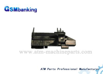 中国 49007872000A Diebold自動支払機の部品のOptevaカセット ドア ブラケット49007872000A 販売のため