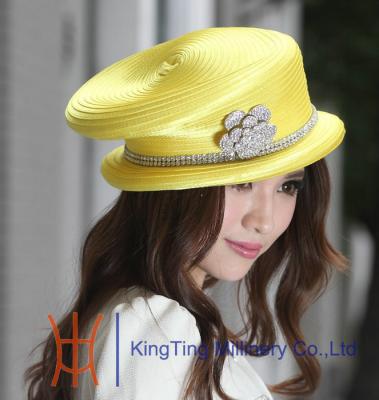 Cina faccia festa il giallo/i cappelli chiesa delle donne di colore con la catena sbalorditiva/fibula del diamante in vendita
