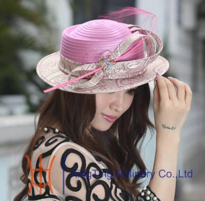 China Os chapéus elegantes da igreja da trança elegante cor-de-rosa do cetim com cetim curvam o aparamento do broche/pena à venda