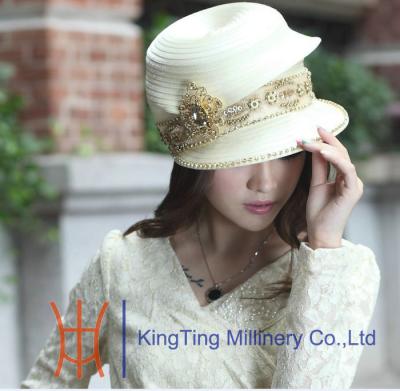 Cina Cappelli fatti a mano della chiesa donne beige/porpora con signora Hat del nastro del raso della fibula in vendita