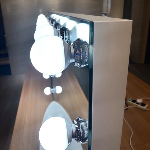 Quality White Finishing Hollywood Dimmable Mirror With Big LED Light Bulbs for Beauty for sale
