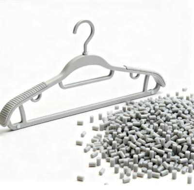 China Grânulos TPE/TPR confiáveis e resistentes a arranhões - Ideais para moldagem por sobreposição de cabides (Adequados para fabricantes de cabides) à venda