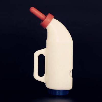 Cina Latte Bottiglia di plastica per l'alimentazione dei vitelli Uso delle mucche con capezzolo di gomma in vendita