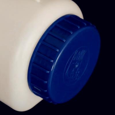 Cina Latte Bottiglia di plastica per l'alimentazione dei vitelli Uso delle mucche con capezzolo di gomma in vendita